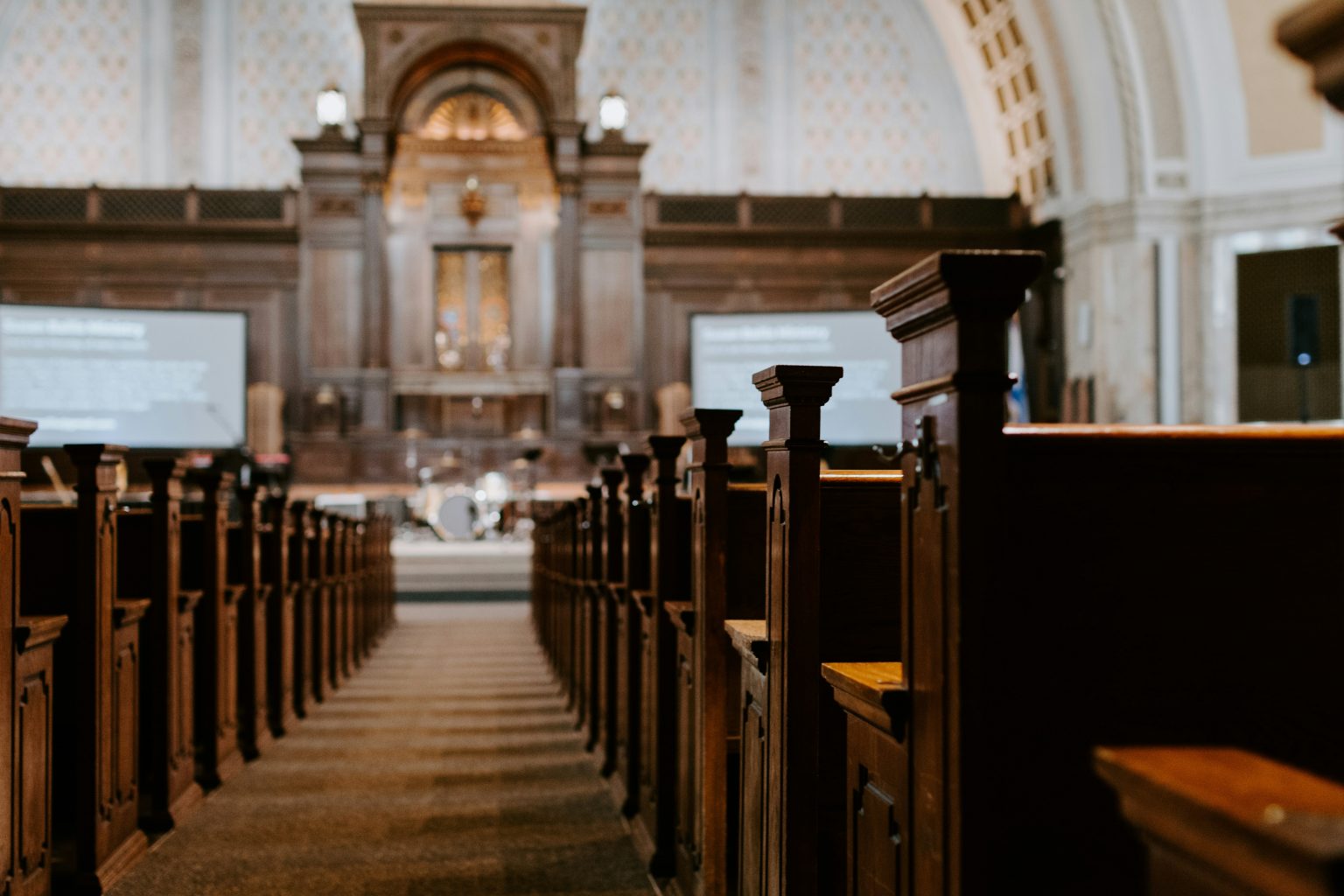What is a church pew? Definition and history | Comfortek blog