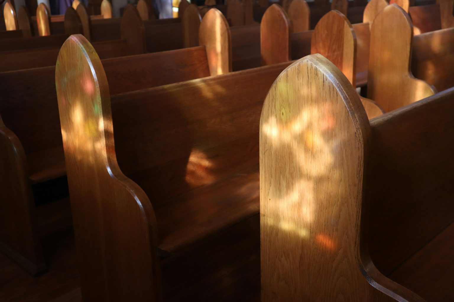 What is a church pew? Definition and history | Comfortek blog
